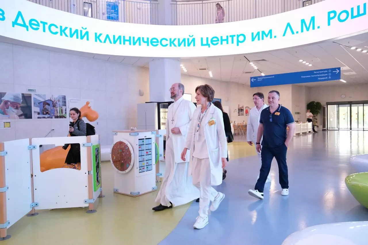 Протоиерей Александр Ткаченко посетил медцентр Рошаля | 360.ru