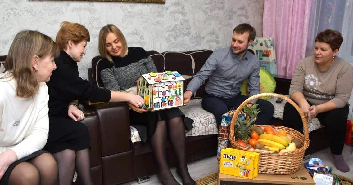 Микроволновую печь и сладкие подарки передали семье участника ...