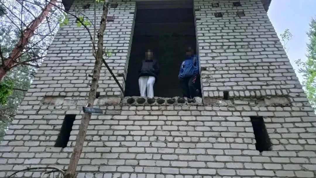 Подростки застряли на втором этаже недостроя в селе Дмитровский Погост ...