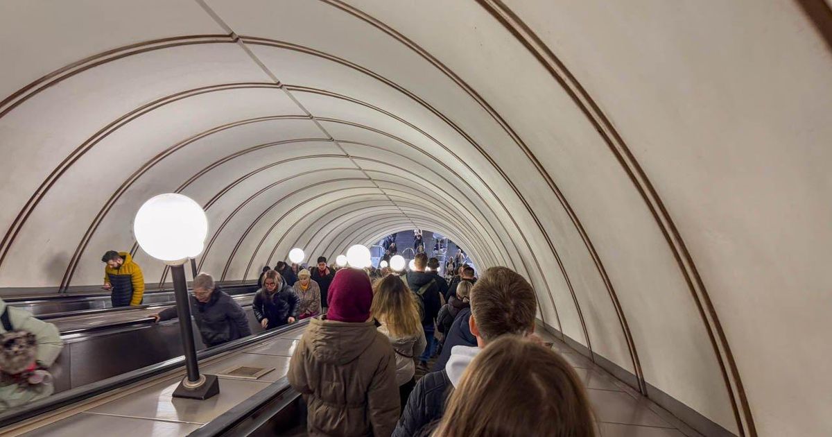 Кошмар в метро: женщина толкнула подростка под поезд — чем все ...