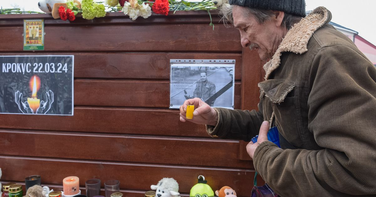 Зарайцы несут цветы и свечи к стихийному мемориалу | Зарайск | REGIONS.RU