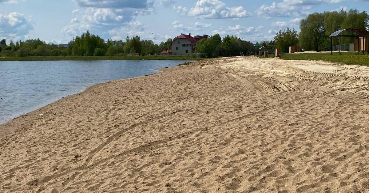 На пляж в парке «Победа» в Талдоме завезли белый кварцевый песок ...