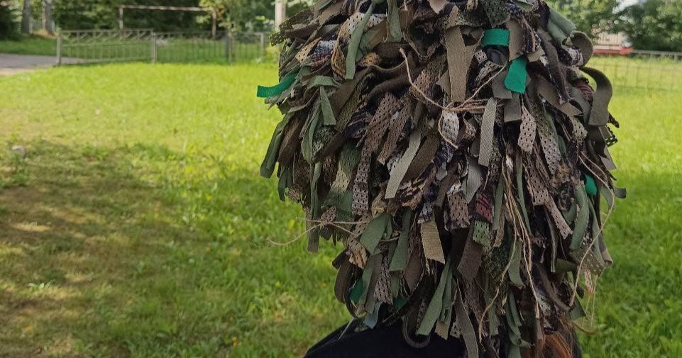 Волонтеры в деревне Синичино делают маскировочные нашлемники для бойцов ...
