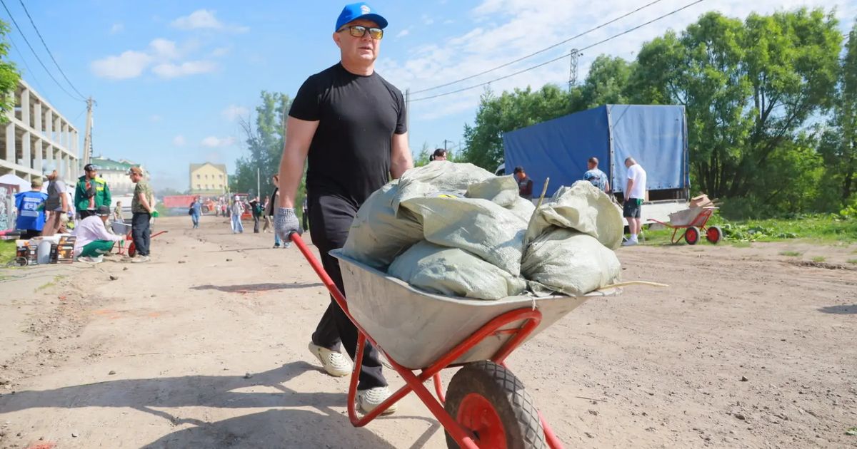 У вокзала прошел народный субботник с чаем, пирогами и росписью ...