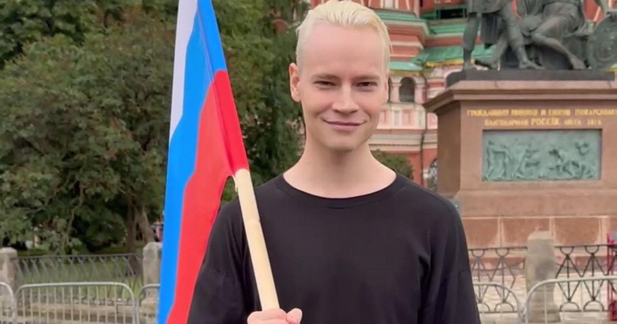 Певец Shaman перекрестился перед своим портретом перед концертом в Твери