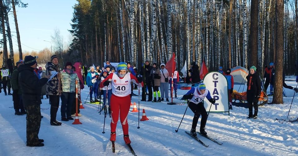 Электростальские лыжники открыли сезон гонкой на Юбилейном водоеме ...